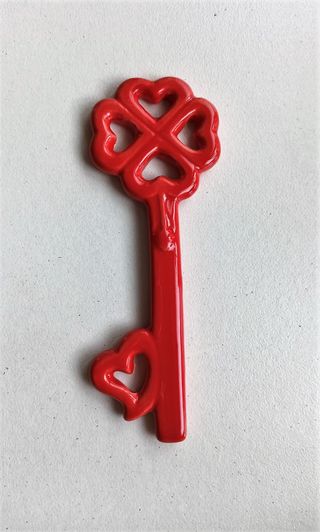 CHIAVE IN CERAMICA ROSSA NUOVA CON CARTELLINO