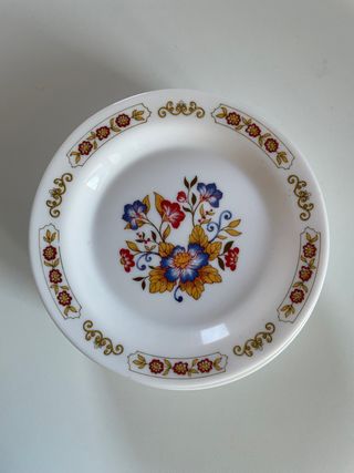 12 piatti da dolce e 4 tazze