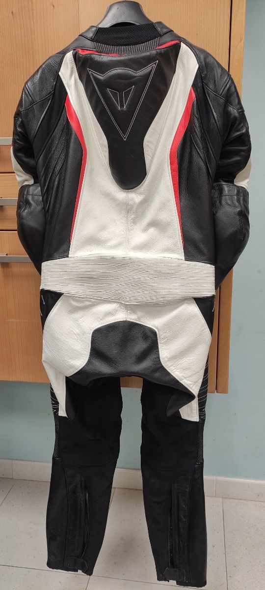 Mono Dainese de segunda mano por 375 EUR en Pamplona en WALLAPOP