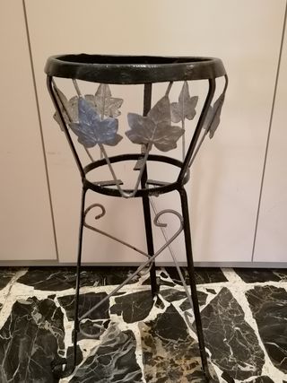 Treppiede portavaso in ferro battuto 