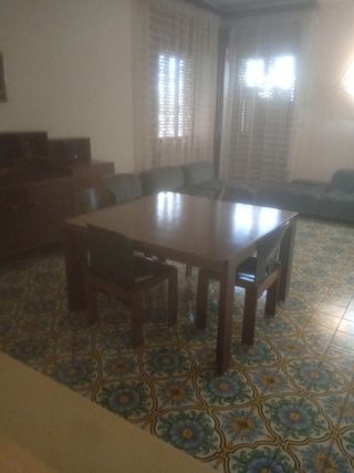 tavolo in legno con quattro sedie 