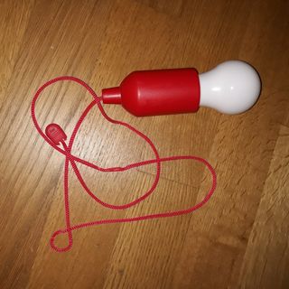 Lampadina a led portatile rossa, senza corrente