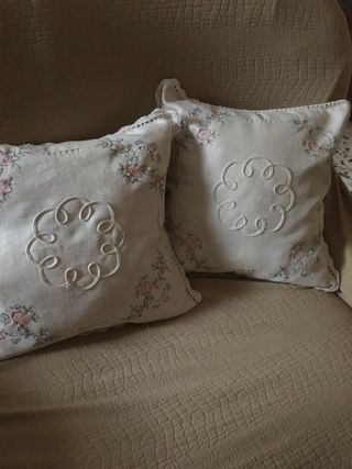 Due cuscini ricamo a mano 
