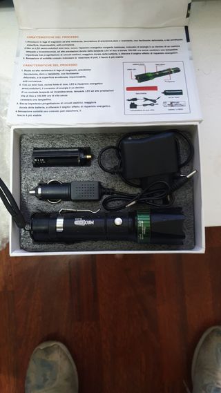 torcia ricaricabile con regolazione di luminosità 