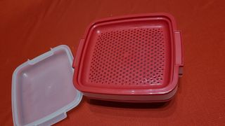 Contenitore alimenti a due piani con base forata 