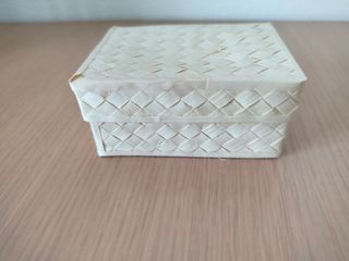 scatolina in foglie palma intrecciate