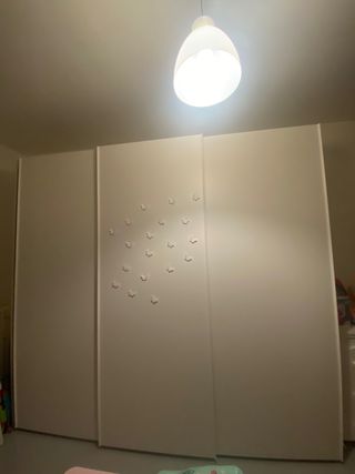 Armadio a tre ante con porte scorrevoli bianco 