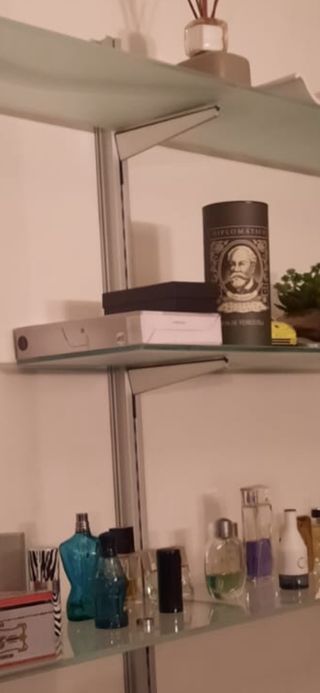 Libreria in alluminio e mensole in vetro satinato