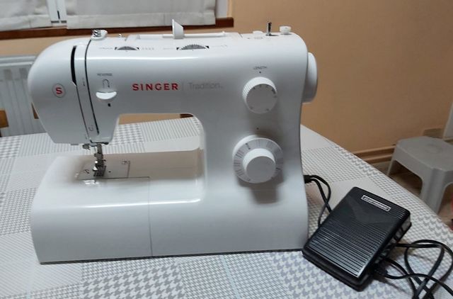 Máquina de coser SINGER 2282 Tradition de segunda mano por 90 EUR en ...