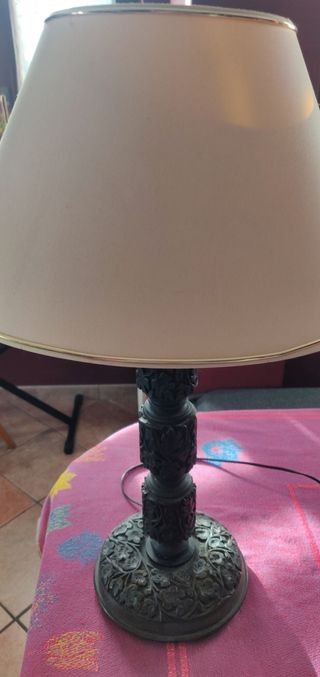 Lampada in legno con paralume