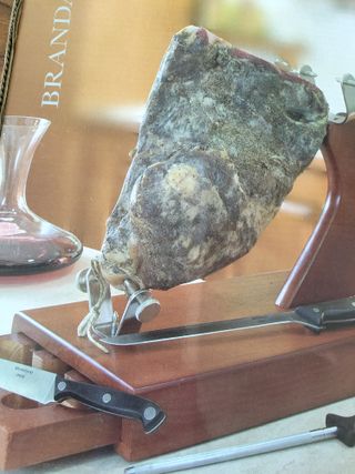 Espositore per prosciutto crudo da tagliare, munit