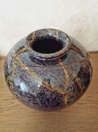 Vaso in marmo con varie venature