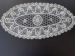 Centrotavola ricamato, grigio sabbia