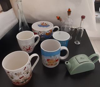 Tazze, teiera, vasetti vari