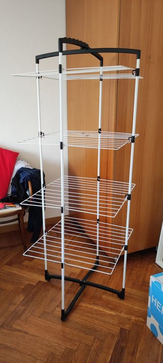 Uno stendibiancheria pieghevole