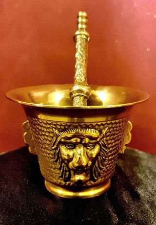 Mortaio da farmacia con effigi ferine e pestello