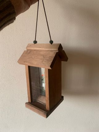 Mangiatoia in legno naturale per uccelli selvatici