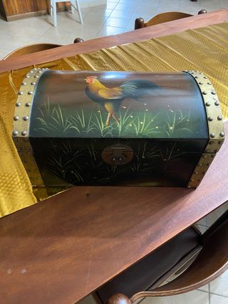 Baule in legno decorato a mano 