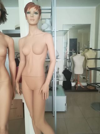 Manichino donna con capelli scolpiti
