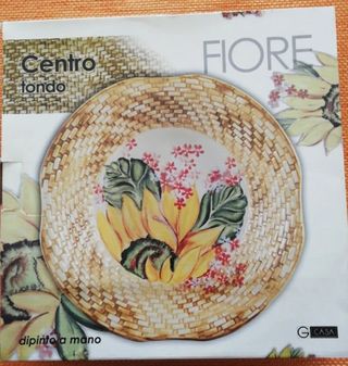 Centrotavola in ceramica.
Dipinto a mano 
Diametro