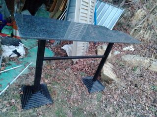 Tavolino con piano in granito e basi in ghisa misu