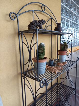 Mobile con mensole in ferro battuto