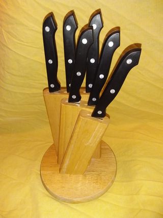 Ceppo in legno con 6 coltelli. 