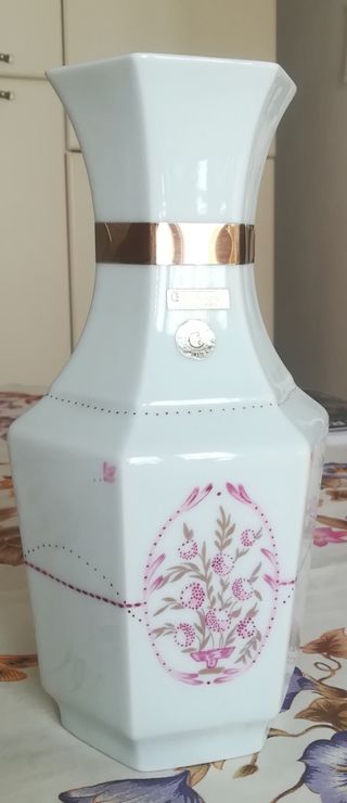 Vaso da fiori in porcellana bianca