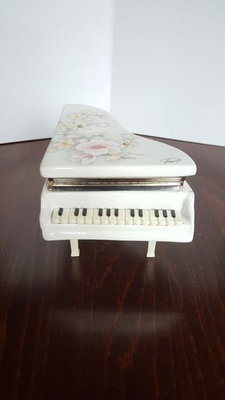 Particolare portagioie vintage in ceramica