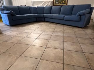 DIVANO ANGOLARE CON POGGIA PIEDI