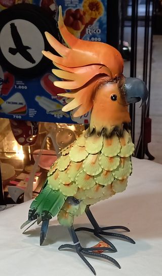 pappagallo multicolore in ferro battuto