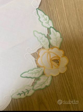 Centrino intagliato a mano 