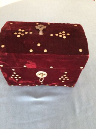 Scrigno di velluto con borchie