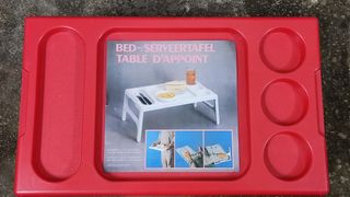 Vassoio in plastica con piedi richiudibili 