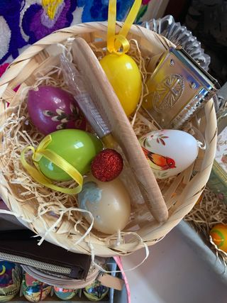 Cestino pasquale con gadget 