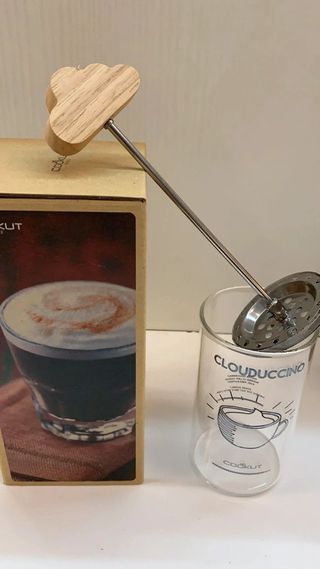 Bicchiere con monta latte cappuccino