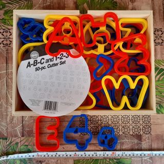 Tagliabiscotti lettere e numeri in plastica Wilton