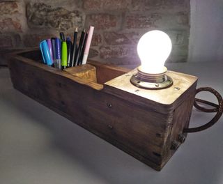 Porta oggetti con lampada in legno