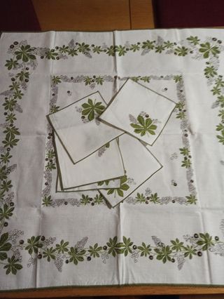 Tovaglia quadrata con tovaglioli