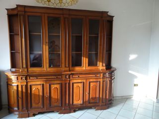 Credenza in legno con vetrine