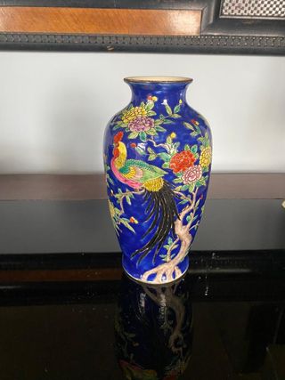 Vaso blu con pavone e fiori