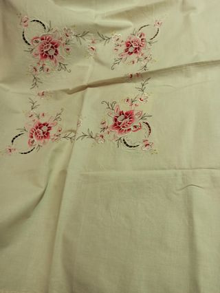 centrotavola color burro con ricamo