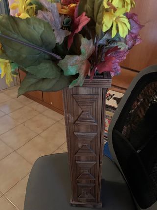 Vaso etnico in legno con fiori sintetici 