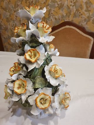 Soprammobile ceramica di Bassano a base floreale 