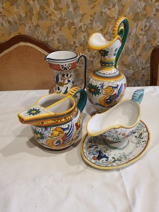Set Brocche e salsiera decorate in ceramica Deruta