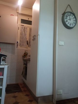 cucina con elettrodomestici 