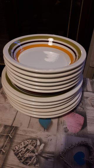 servizio di piatti in ceramica 