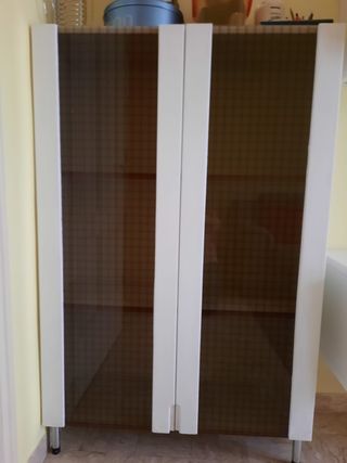 Mobile con ante a vetro