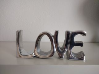 scritta tridimensionale LOVE in metallo