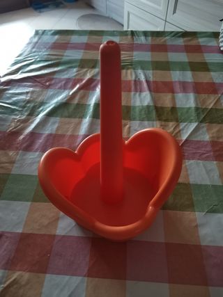 Portarotolo di colore arancione.